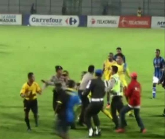 Tidak Terima Keputusan Wasit, Pemain Persiram Raja Ampat Tendang Wasit ...