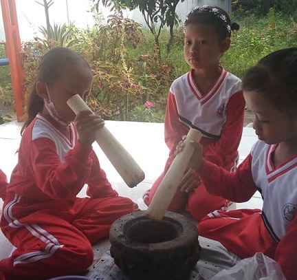 Belajar Bergiliran & Bekerjasama Melalui Kegiatan Bermain Menumbuk di ...