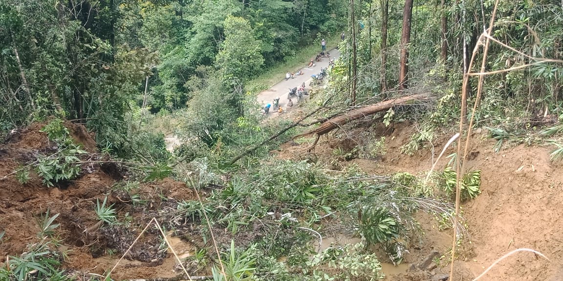 Kapolsek Uwapa : Telah Terjadi Longsor di Jalan Trans Nabire - Enarotali KM 56+400 - Nabire.Net