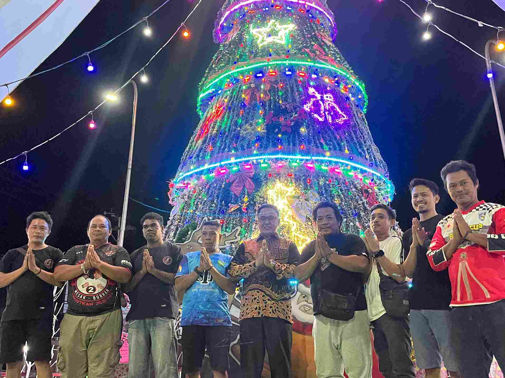 Wabup Nabire Resmikan Pohon Natal Raksasa Karya Mesak Magai 79 di Tugu ...